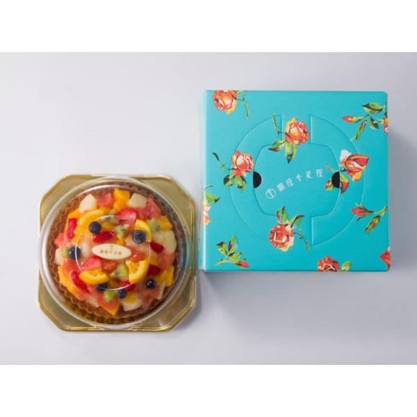 【発売日：2025年03月20日】サクッとしたタルト生地と、アーモンドプードルで焼き上げた生地に、カスタード風味クリームと、色とりどりのフルーツをトッピングした、銀座千疋屋オリジナルのフルーツタルトです。【さまざまなギフトシーンでお使いいた...