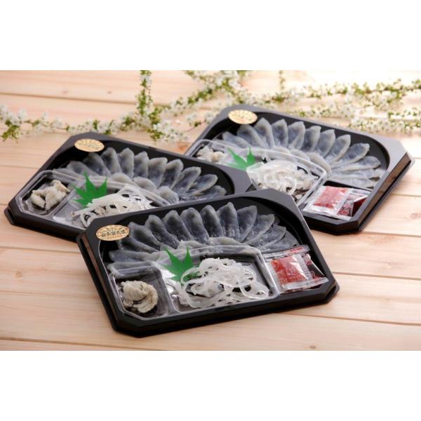 【発売日：2025年03月20日】魚の宝庫豊後水道で育成された新鮮なとらふぐを職人技で1枚1枚丁寧に盛り付けました。サッパリとポン酢、もみじおろしでお召し上がりください。3皿に小分けしてお届けします。【さまざまなギフトシーンでお使いいただけ...