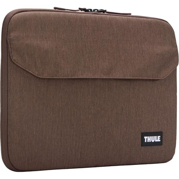 小物を整理して保護するフロントアクセサリーポケットは、素早くアクセスできるマグネット式フラップと、その下にさらなる安全性を提供するジッパーポケットを備えています。13インチMacBook Airにフィットするようデザインされたスリーブ。サイ...