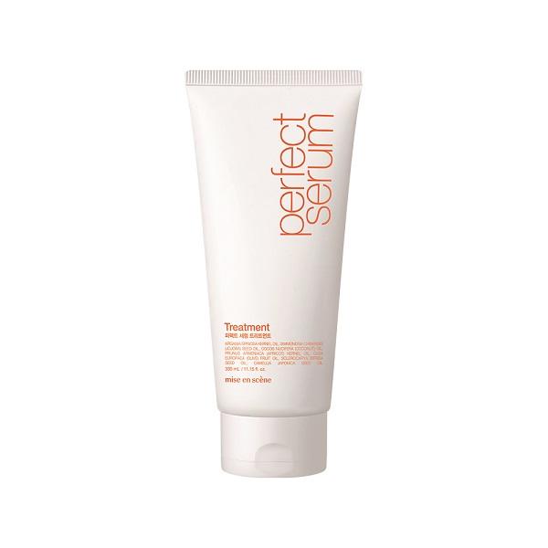 ●やわらかいクリームバームのようなトリートメントがパサついたダメージヘアを集中保湿ケア!●フルーティ×フローラルの香りに包まれながらつるんとツヤのあるしっとりとした髪へ。