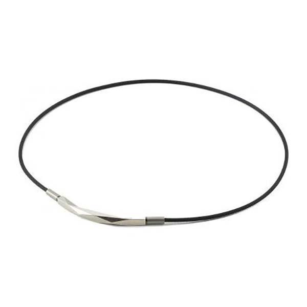 ●首に沿って弧を描く美しいフォルムのトップは、ダイヤモンドのようにカットを施すことで光を反射し、高級感あふれる華やかな首元を演出。●留め具は左右どちらからでも簡単に着脱が出来る仕様。