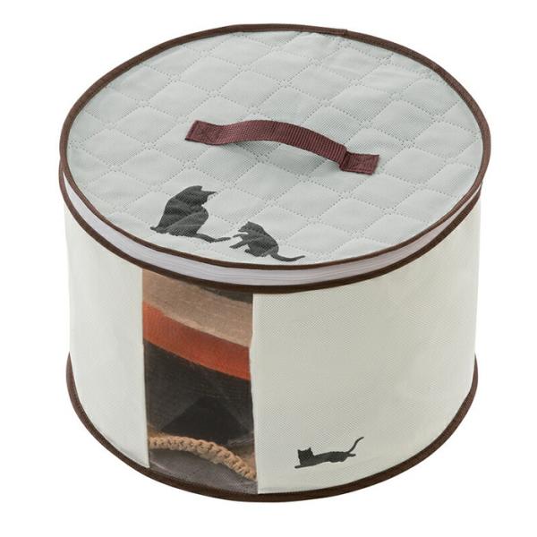 汚れや型崩れから帽子を守ってスッキリ収納。消臭効果のある 炭シート内蔵。大容量の約23Lで、帽子約5〜6枚収納。大きく開いて出し入れ簡単。中身がわかる透明窓付き。使わないときは折りたたんでコンパクトになります。かわいいネコ柄。