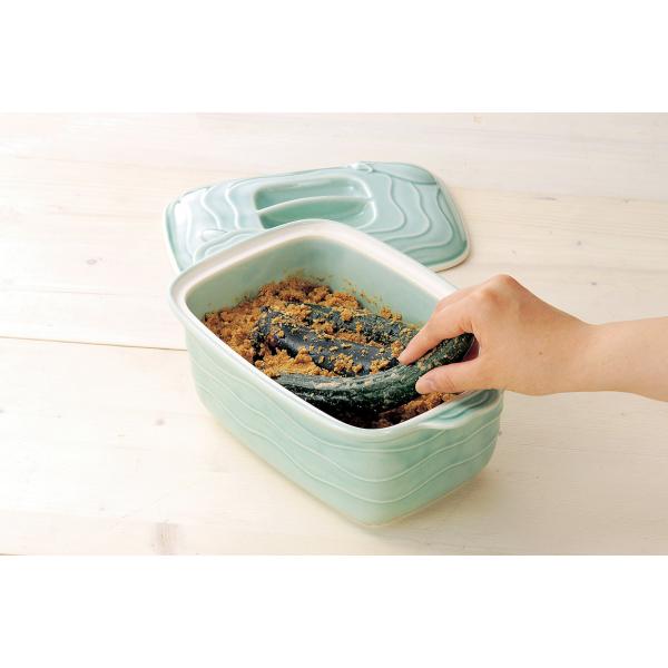 簡単、おいしい、手軽にできる乳酸菌たっぷりのスローフード。冷蔵庫にも保存しやすい角型スタイル。横27cm　縦17cm　高さ13cm　日本製【ぬか床の作り方】(1) 水に食塩80gを入れ、一度沸騰させてから冷まします。(2) ぬか漬け鉢にぬか...