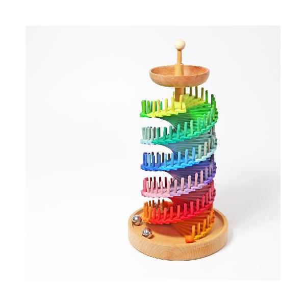 ■商品名：にじいろクーゲルバーン （GM43900）■メーカー：グリムス/Grimm's■輸入元：ドイツ■対象年齢：3歳頃から■サイズ：Φ24×h47cm／本体・鈴4ケ／組立式■商品詳細：鈴玉と色板の当たる音色が心地良い玉落としです。色板を...