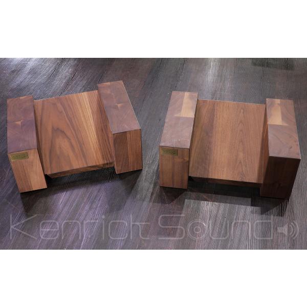 JBL 4425, 4428, 4429用 （スラント型）ウォールナット総無垢材スタンド新品ペア（2台一組）のご紹介です。厳選された北米産ブラックウォールナット材を惜しげもなく使用した重厚なウッドスタンドは、スピーカーの魅力を引き立たせます...