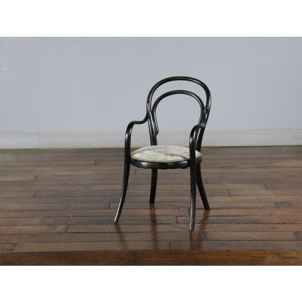 【商品詳細】商品名：ベントウッドアームキッズチェア品番：1501012100製造年代：1930年代サイズ：W350 ×  D460 × H670（座面高310） mm材質：ビーチ状態：修理・メンテナンス済み配送サイズ：A（家財おまかせ便）取...