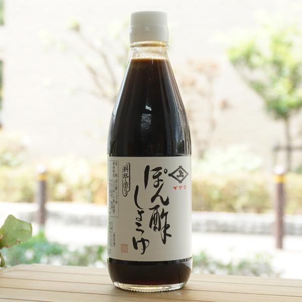 すだちとゆず果汁で酸味を利かせた本格ぽん酢。2年醸造濃口醤油、3年醸造濃厚醤油をベースに、徳島県産すだち果汁とゆず果汁を使用し、だしをきかせたぽん酢です。【原料名】しょうゆ、すだち果汁、みりん、ゆず果汁、鰹りぶし、昆布【内容量】360ml※...