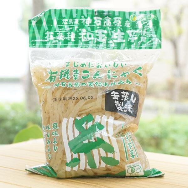 有機栽培で大切に育てた『在来種の生芋』（収穫まで3年かかります）を100％使用しています。製法にもこだわり、板・糸は昔ながらの『缶蒸し製法』、玉は『筒落し製法』で造っていますので、食味がよく、味のしみ、歯切れに優れたこんにゃくです。※糸蒟蒻...