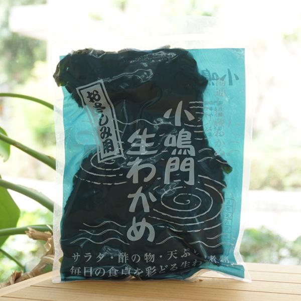 鳴門の海で育ったわかめの中でも、小鳴門産は上質のわかめで肉厚の食感は格別です。 おさしみ用として〓油やぽん酢でお召し上がりください。 サラダ・酢の物・煮炊き物・天ぷら・お味噌汁などのお料理にもお使いいただけます。【原料名】わかめ（鳴門産）、...