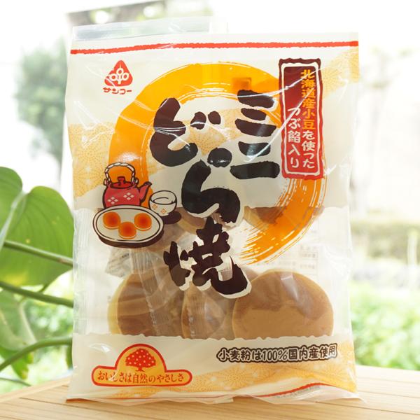 ■国内産小麦粉と北海道産の小豆を使った粒餡入りのミニどら焼です。【原料名】砂糖(てん菜(国産))、小麦粉(小麦(国産))、鶏卵、小豆、水飴、植物油脂(米油)、米飴/膨脹剤(重曹)【内容量】6個※商品画像内の記載の賞味期限は写真撮影時のもので...