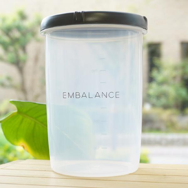 開閉しやすいフタは取り外して洗えるパッキン付きで衛生的。パッキンはシリコン素材のため、熱湯消毒もOK。汁漏れ、ニオイ漏れに対応した気密性の高い容器です。（強く振ると液漏れします）本体には目盛りがついて内容量もわかりやすく便利。3サイズで入れ...