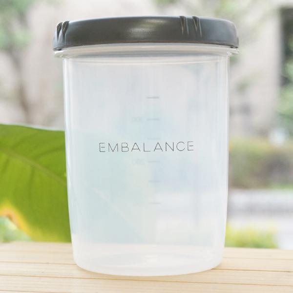 開閉しやすいフタは取り外して洗えるパッキン付きで衛生的。パッキンはシリコン素材のため、熱湯消毒もOK。汁漏れ、ニオイ漏れに対応した気密性の高い容器です。（強く振ると液漏れします）本体には目盛りがついて内容量もわかりやすく便利。3サイズで入れ...