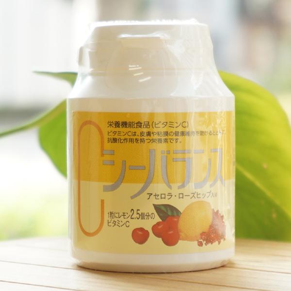 １粒にレモン２個分のビタミンＣ（約５０ｍｇ）が含まれています。チュアブルタイプの、いつでも手軽に食べられるビタミンＣです。【原料名】ショ糖、ブドウ糖、でん粉、レモン果汁末、アセロラパウダー、ローズヒップパウダー、ウコン抽出物、ビタミンＣ、シ...