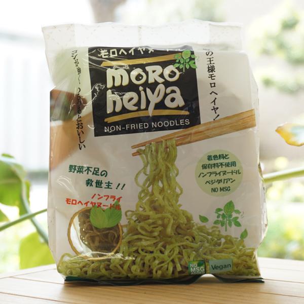 タイで栽培されたモロヘイヤを練り込み、ノンフライ製法で風味を生かしています。つけ麺、冷麺、サラダヌードルなど様々にお試しください。冷たい麺としてお召し上がるのがおすすめです。つゆはついていませんのでお好みの味付けでどうぞ。モロヘイヤはエジプ...