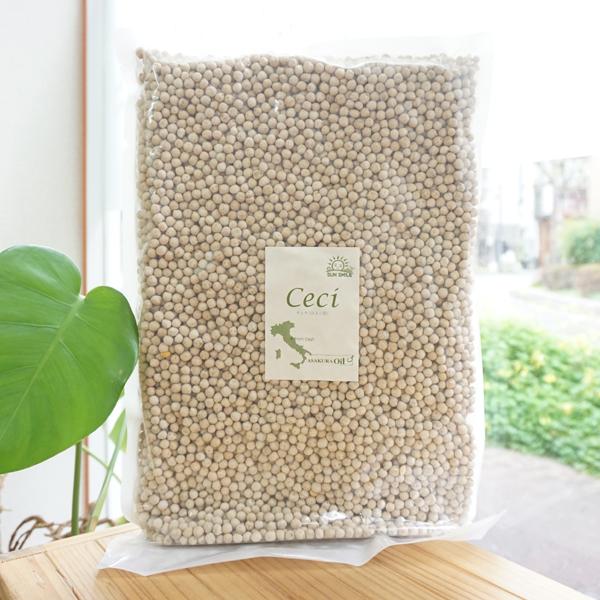 イタリア・マイケル州　無肥料無農薬栽培者のクリスチャンの在来種のチェチ（ひよこ豆）です。パスタを作る古代小麦との畑ローテーションで実る豆は放棄農地が健全な農地に広がるきっかけとなります。【原料名】チェチ（ひよこ豆）【内容量】2500g【取扱...