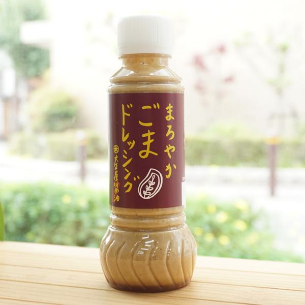 初めて食べたときは普通のゴマドレと思いますが、徐々に病みつきになるトロっとしてコクがあるドレッシング。すり胡麻と練り胡麻をブレンドし、風味豊かに仕上げました。卵黄を加えることで、濃厚な味わいに仕上げています。また、しいたけを使用することによ...