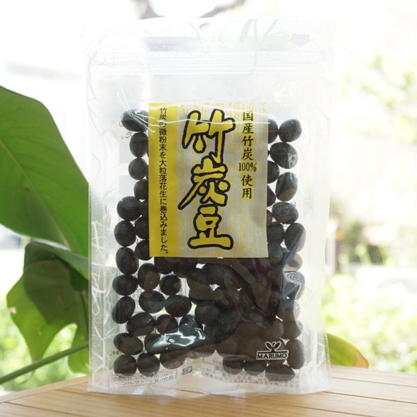 古来から「炭を食べる」民間の療法を活かしました。炭が有害物質を吸着して体外に排出して、お腹の調子を整えるという昔のヒトの知恵を、おいしくしました。竹炭をパウダーにして、ザラザラ感がなくソフトに仕上げた豆菓子で、天然調味料を使用しています。※...