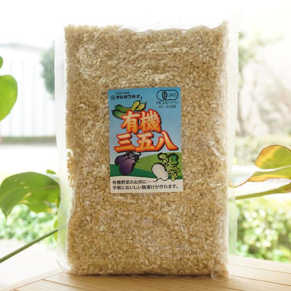 三五八とは塩と麹と蒸し米を三・五・八の割合で混ぜた麹付けのもと。有機野菜は有機三五八で作りたいものです。手ごろな容器に三五八を入れコップ一杯の水を加え漬け床を作ります。出来れば捨て漬けでくず野菜などを入れて床をならすといいです。【原材料】有...