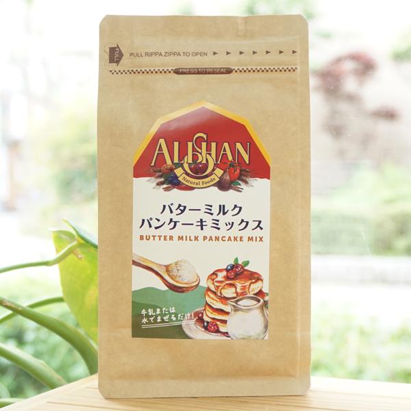 アメリカで定番のバターミルクが入ったミックスです。ふっくらしたパンケーキが出来ます。メープルシロップやアガベシロップ、ジャムなどを添えたり、お食事風にアレンジも出来ます。【原料名】小麦粉、バターミルク、ベーキングパウダー、砂糖、重曹、食塩【...