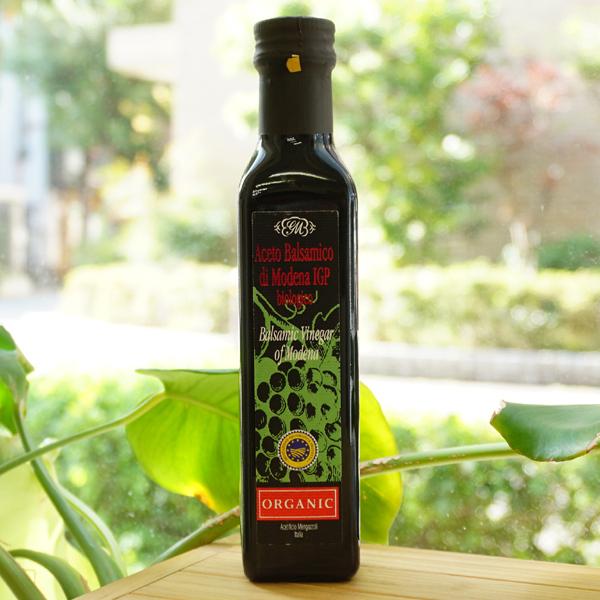 北イタリアのモデナにて、有機栽培されたブドウより作られました。オリーブ油に数滴入れパンにつけ召し上がって頂いたり、ソースやドレッシングにご使用下さい。【原料名】ワインビネガー、濃縮ぶどうジュース、【内容量】250ml※商品画像内の記載の賞味...