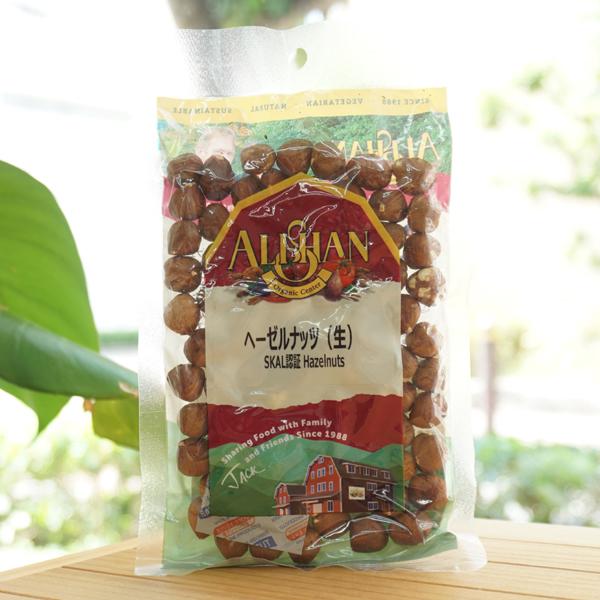 独特の香りと風味が特徴の海外認証のヘーゼルナッツ。バニラ、コーヒー、チョコ、キャラメルとの相性が良いです。そのままでも、お好みでローストしても。【原料名】ヘーゼルナッツ (トルコ産)【内容量】100g