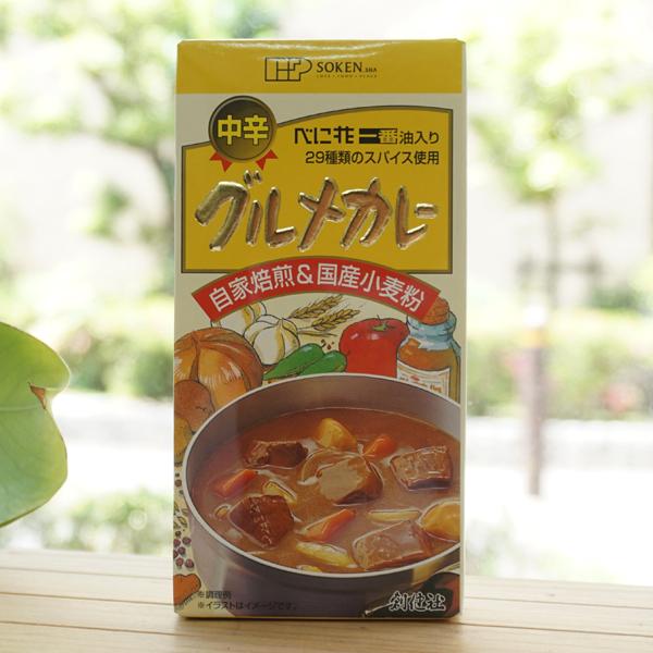 ■２９種類のスパイス、圧搾しぼりのべに花油、直火焙煎した国産小麦の小麦粉、チキンブイヨン、濃縮りんご果汁等で仕上げた、香り高い中辛カレールウです。■化学調味料、酸味料、着色料、香料は使用していません。■ビーフエキス等、牛由来の原材料は使用し...