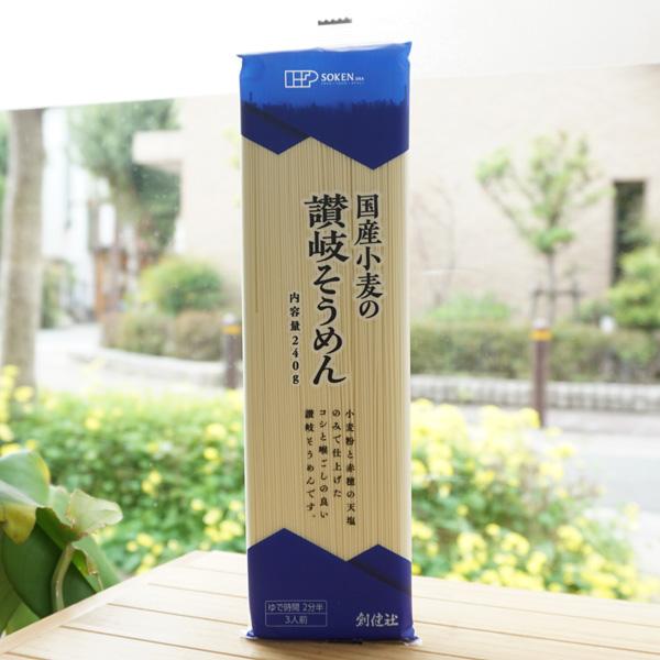 ■国産小麦の小麦粉と赤穂の天塩を用い、素材の風味を生かしコシが強くつるりとした喉ごしに仕上げた「讃岐」のそうめんです。■ゆで時間２分半 ３人前【原料名】小麦粉（小麦（国産））、食塩【内容量】240g※商品画像内の記載の賞味期限は写真撮影時の...