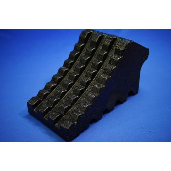 商品名 車止め/歯止め製造メーカー 日本ボディーパーツ工業商品サイズ 高さ１３０mm×長さ２１０mm×幅１２０mm商品紹介 トラックの安全対策に！■車止め■色：ブラック■１個のお値段になります。商品状態 新品注意事項 ※この商品は店頭でも販...