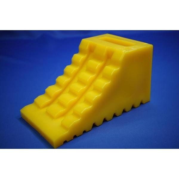 商品名 車止め/歯止め製造メーカー 日本ボディーパーツ工業商品サイズ 高さ１２０mm×長さ２１５mm×幅１１５mm商品紹介 トラックの安全対策に！■車止め■色：イエロー■１個のお値段になります。商品状態 新品注意事項 ※この商品は店頭でも販...