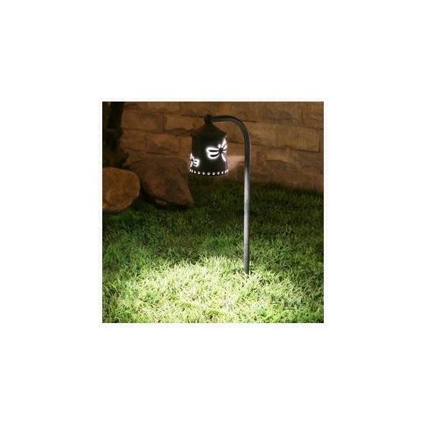 直下へ暖かな明かりを放つとともに、笠に施されたカッティングから輝くトンボが夕闇を彩ります。■3W■ブラック色■アルミダイキャスト・鉄製■H511×D200mm■140ルーメン■3000K■LED交換不可■防雨型■スパイク付属■マウント使用可...