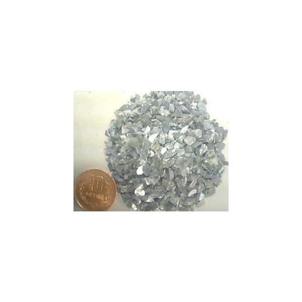 この商品は１個で１個口の送料となります。関東蛇紋石は、洗い出しや研ぎ出し・テラゾー（人造大理石／天然石を破砕しセメント等で固めた半人工素材）の材料（種石）として利用されておりました。送料が高額になるのを防ぐ為、当店にて重さ20Kgに調整して...