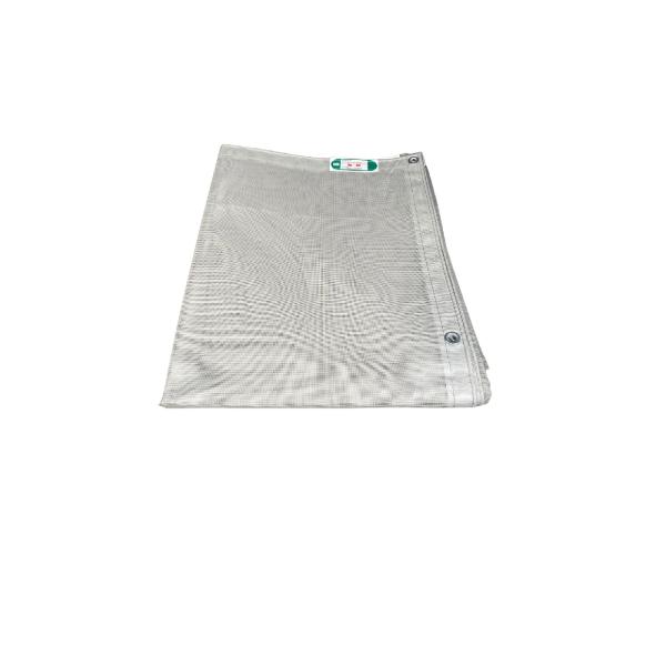 メッシュ生地で通気性にも優れており軽くて使用しやすい。建設用飛散防止ネットや防砂、防雪、また、防虫・防鳥・等。サイズ(m)：1.8X3.4　ハトメピッチ：約300mm生地：塩ビコーティング加工ポリエステル基布/ハトメ：アルミニウム