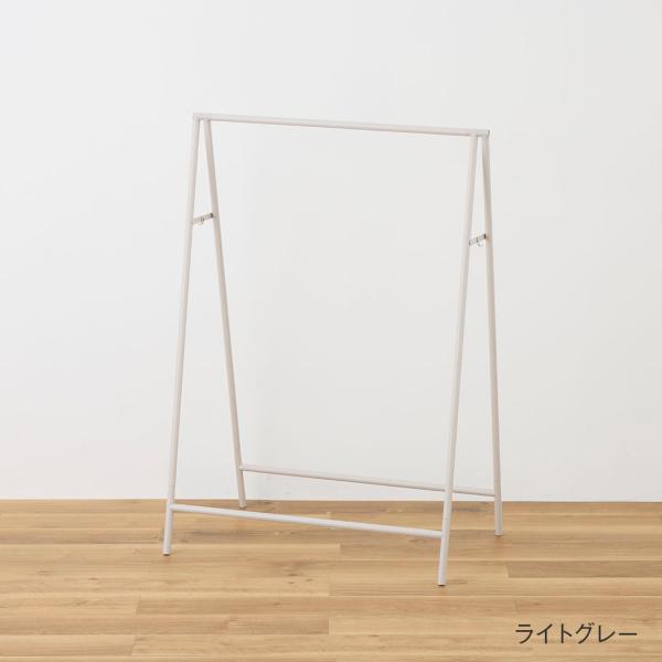 シンプルかつスリムで軽量のふとん干しです。シンプルなデザインなので出しっぱなしにして洋服掛けとしても使用できます。サイズ：W80×D52×H111cm、折りたたみ時＝ W80×D4×H114cm／重量＝1.5kg／全体耐荷重＝8kg材質：本...