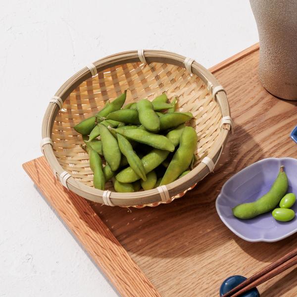 食卓に涼しさを演出する、天然素材の豆ざるです。茹でたとうもろこしや枝豆、夏を楽しむ食べ物の盛り付けにおすすめです。電子レンジ使用不可×食器洗い乾燥機使用不可×サイズ：W15×D15×H6cm材質：竹生産国：ベトナム検索タグ：ポイント利用 e...