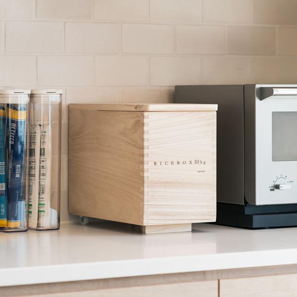 温度や湿度を一定に保つ桐の米びつ。高温多湿な日本の気候に最適です。自社工場で無垢板をしっかりと組み継ぎしました。スリム幅で場所もとりません。小さいスペースでも便利にお使いいただけるよう、前後に動くキャスター付きです。・後ろの部分にキャスター...