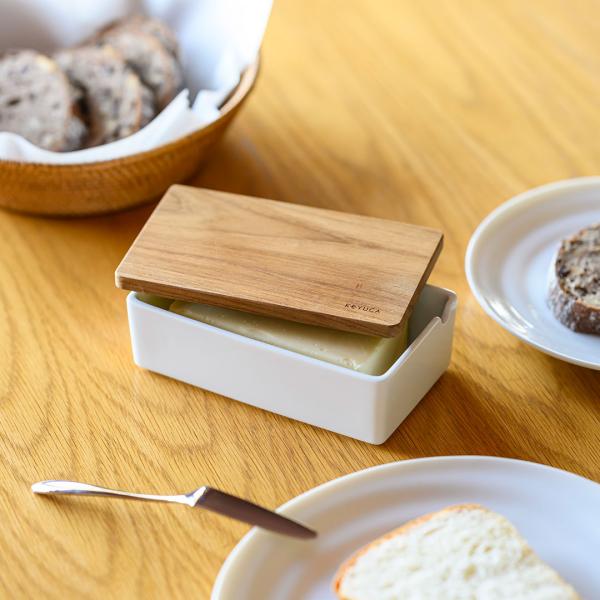 白磁の本体にナチュラルな木蓋を合わせたシンプルなバターケース。 保存用としてはもちろん、食卓に出して使うこともできます。 朝食の時間を優しく演出してくれるアイテムです。※バターのサイズ高さ（厚み）33mmまでに対応しています。※木蓋は、天然...