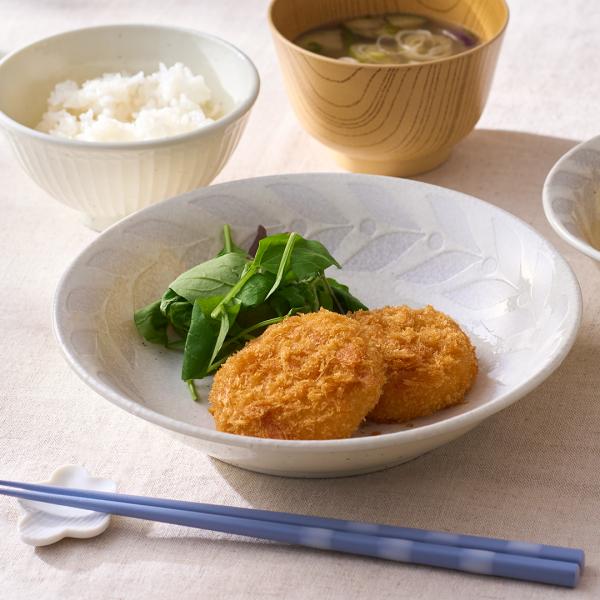 リーフの柄がフチに施されたボウルです。サイドメニューの一品料理にも、各々の一皿としても使いやすいサイズの深皿です。乳白色のまだら模様の釉薬で味わいある仕上がりになっています。電子レンジ使用可○食器洗い乾燥機使用可○オーブン使用不可×【うつわ...