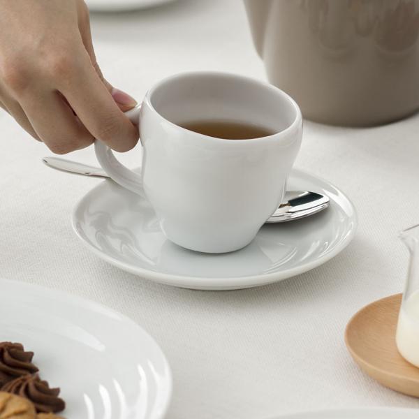 曲線がかわいらしい、大人気の国産のリプルシリーズ。シンプルでデザイン性のあるソーサーです。他にもカップやプレート、ボウルなど様々な種類がございますので、シリーズで揃えてテーブルコーディネートしていただけます。電子レンジ使用可○食器洗い乾燥機...