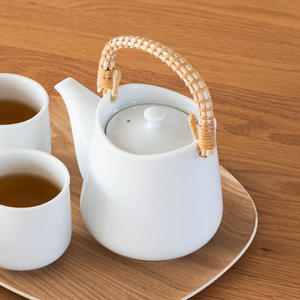 ゆるやかな形がほっとする、お茶の時間を楽しむ日本茶シリーズ。白磁の茶器なので、お茶の色をきれいにおいしく見せます。電子レンジ使用不可×食器洗い乾燥機使用不可×オーブン使用不可×サイズ：W14.6×D10×H17cm(弦含む）／容量＝400m...