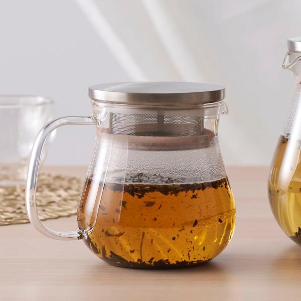 蓋に茶漉しが付属しており、簡単にお茶が淹れられるガラスポットです。茶葉がジャンピングしやすい丸い形になっています。水出し、熱湯どちらもご使用いただけます。電子レンジ使用可○（ガラスのみ）食器洗い乾燥機使用可〇（ガラスのみ）※食器洗浄機・食器...