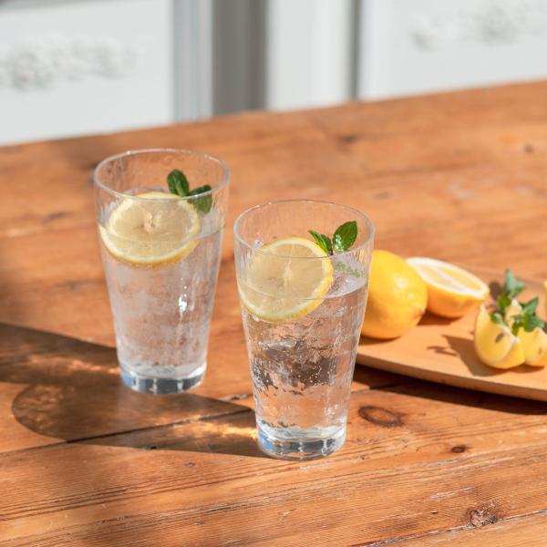 そよ風にさざめく大地のような自然なやさしさをイメージしたタンブラーです。日本の食卓になじむ「何気なさ」「自然な佇まい」を形にしました。麦茶やソーダ水、ビールなど普段使いからおもてなしまで、幅広くお使いいただけます。こちらのサイズは、350m...