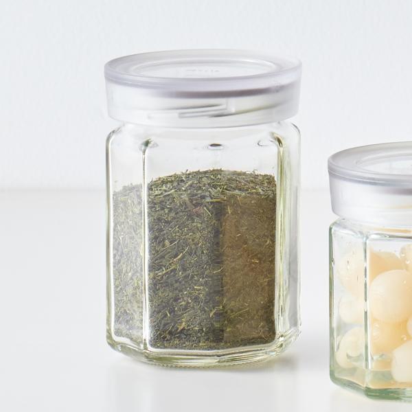 蓋の上から中身が見えるガラスボトルです。冷蔵庫の保存に便利で、様々な食材に対応します。※電子レンジ・オーブン不可※冷凍庫使用不可※食器洗浄乾燥機使用不可サイズ：W7.3×D7.3×H10.6cm／容量＝約250ml材質：本体＝ソーダガラス／...