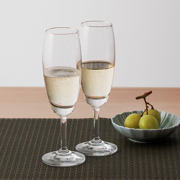 小ぶりなサイズ感と程よい厚みのカジュアルなステムグラスシリーズです。ワイン初心者にもおすすめです。お求めやすい価格なので、複数個買いもしやすいです。こちらはシャンパンにおすすめなグラスです。・単品での販売となります。電子レンジ使用不可×食器...