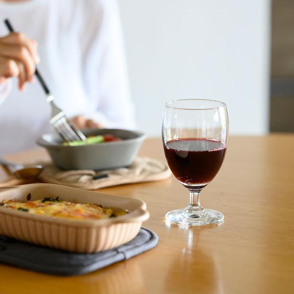 小ぶりなサイズ感と程よい厚みのカジュアルなステムグラスシリーズです。お求めやすい価格なので、複数個買いもしやすいです。こちらはショートステムのグラスで、ビールやソフトドリンクをお洒落に楽しみたい方におすすめです。電子レンジ使用不可×食器洗い...