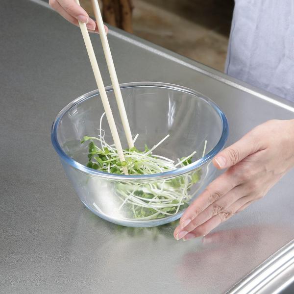 料理やお菓子作りに便利な耐熱ガラスのボウルです。電子レンジ対応だから、時短調理が可能です。油汚れが落としやすく、色やにおい移りの心配もありません。また透明なので、サラダボウルとして使うと食卓が彩り豊かになります。電子レンジ使用可◯オーブン使...