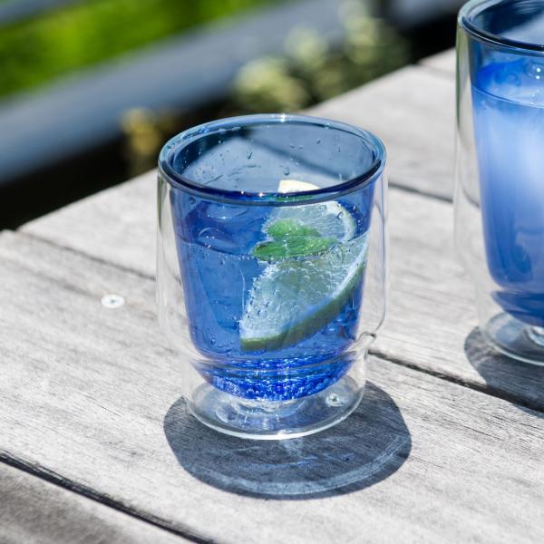 『収納時も可愛く、コンパクトに。』積み重ねて収納できる耐熱ダブルウォールグラスシリーズです。暑い時期は結露を気にせず、氷を入れて冷たい飲み物に。寒い時期は温かい飲み物を入れてもそのまま持つことができます。レンジでの温め直しも可能で、1年中大...