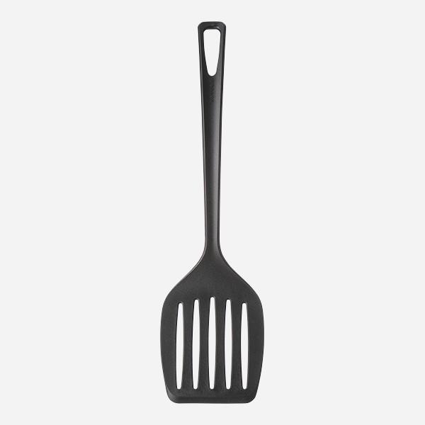 お手入れが簡単なオールナイロン製のフライ返しです。グラスファイバー20％入りなので丈夫で熱にも強い仕様になっています。金属製のものに比べると、鍋・フライパンの樹脂塗膜を傷付けません。繋ぎ目のない一体型のキッチンツールなので洗いやすくて衛生的...