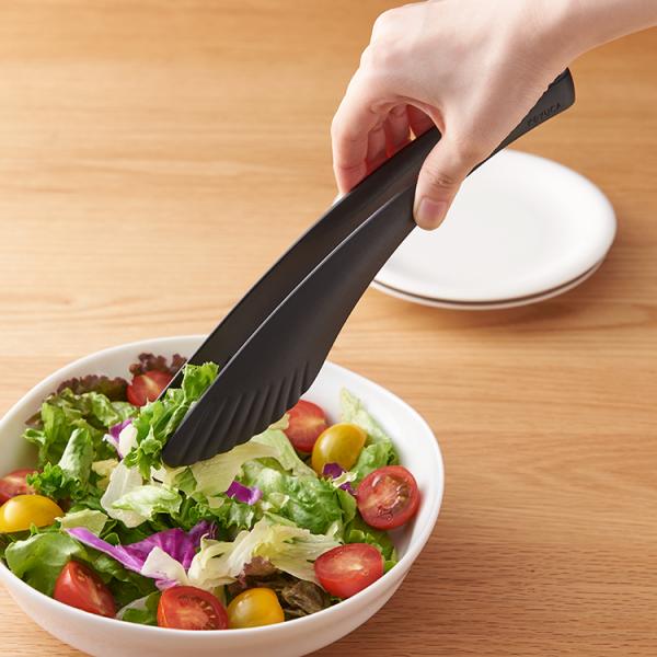 お手入れが簡単なオールナイロン製のトングです。グラスファイバー20％入りなので丈夫で熱にも強い仕様になっています。金属製のものに比べると、鍋・フライパンの樹脂塗膜を傷付けません。繋ぎ目のない一体型のキッチンツールなので洗いやすくて衛生的です...