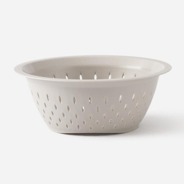 食材の水切りに便利なコランダーです。置いたときに安定する形状になっています。底の部分が波状になっていて、通気が良く乾きやすい仕様になっています。電子レンジ使用可食器洗い乾燥機使用可オーブン使用不可耐熱温度120℃、耐冷温度-20℃サイズ：外...