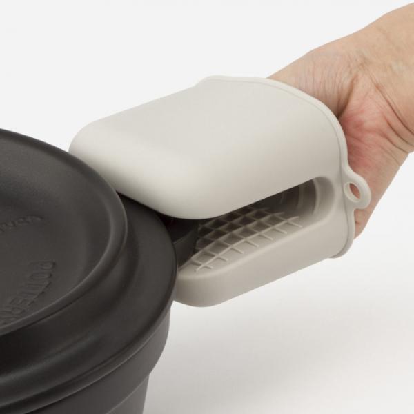 耐熱性に優れた、シリコーン製の鍋つかみです。・耐熱温度230℃、耐冷温度−40℃サイズ：W10.5×D6.5×H8.5cmカラー：グレー材質：シリコーンゴム生産国：中国Xmasparty-recommendsweets-bake検索タグ：ポ...